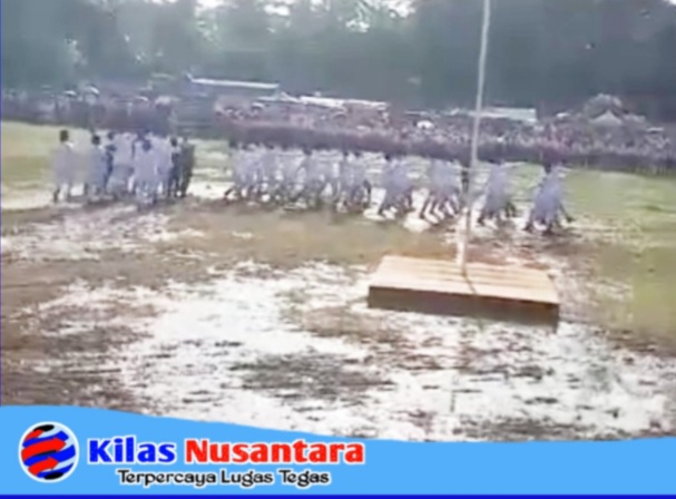 Paskibra SMK Kesehatan Parigi Tunjukkan Totalitas di Lapangan Becek ...